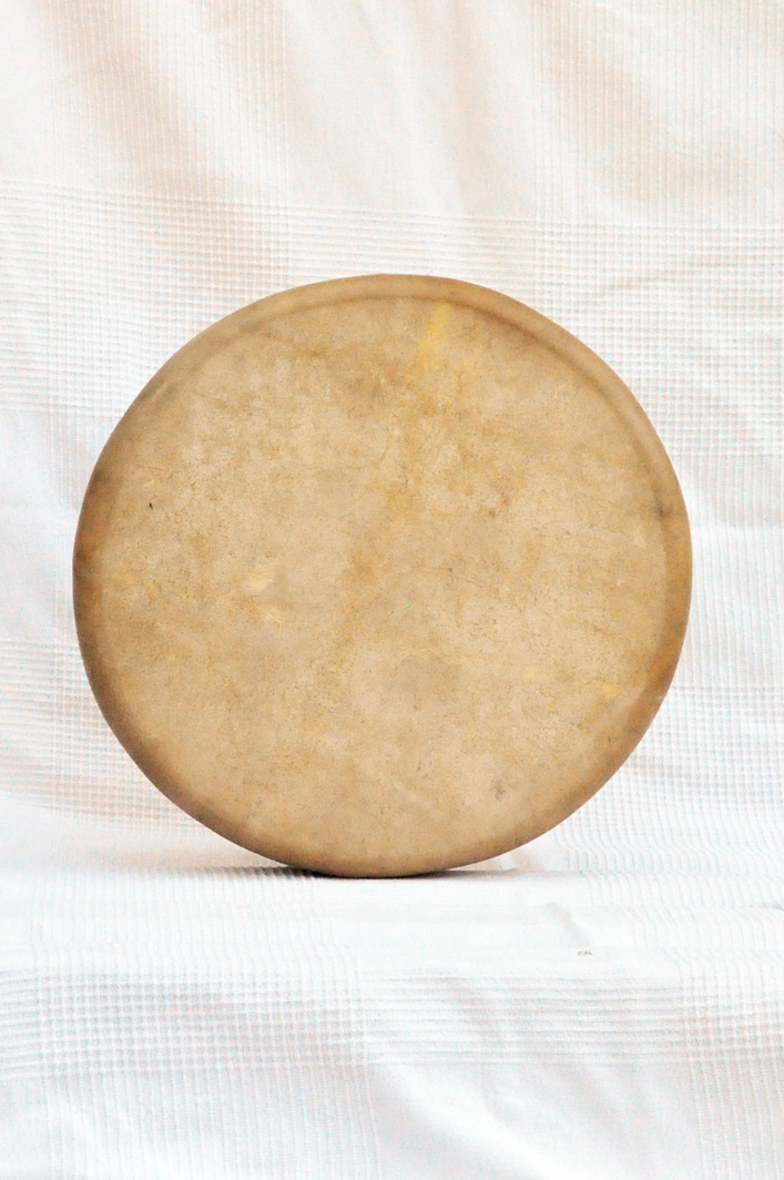 Tambor ritual chamánico (tambor de chamán) con piel de vaca